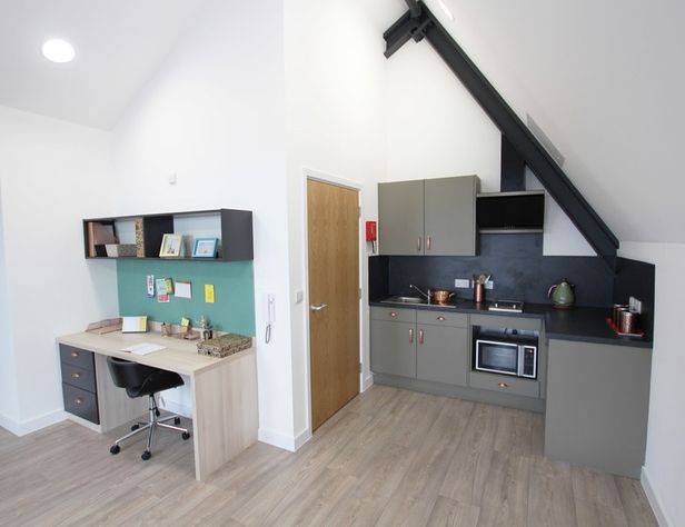 Mannequin House, East London - 69 Reviews by Students